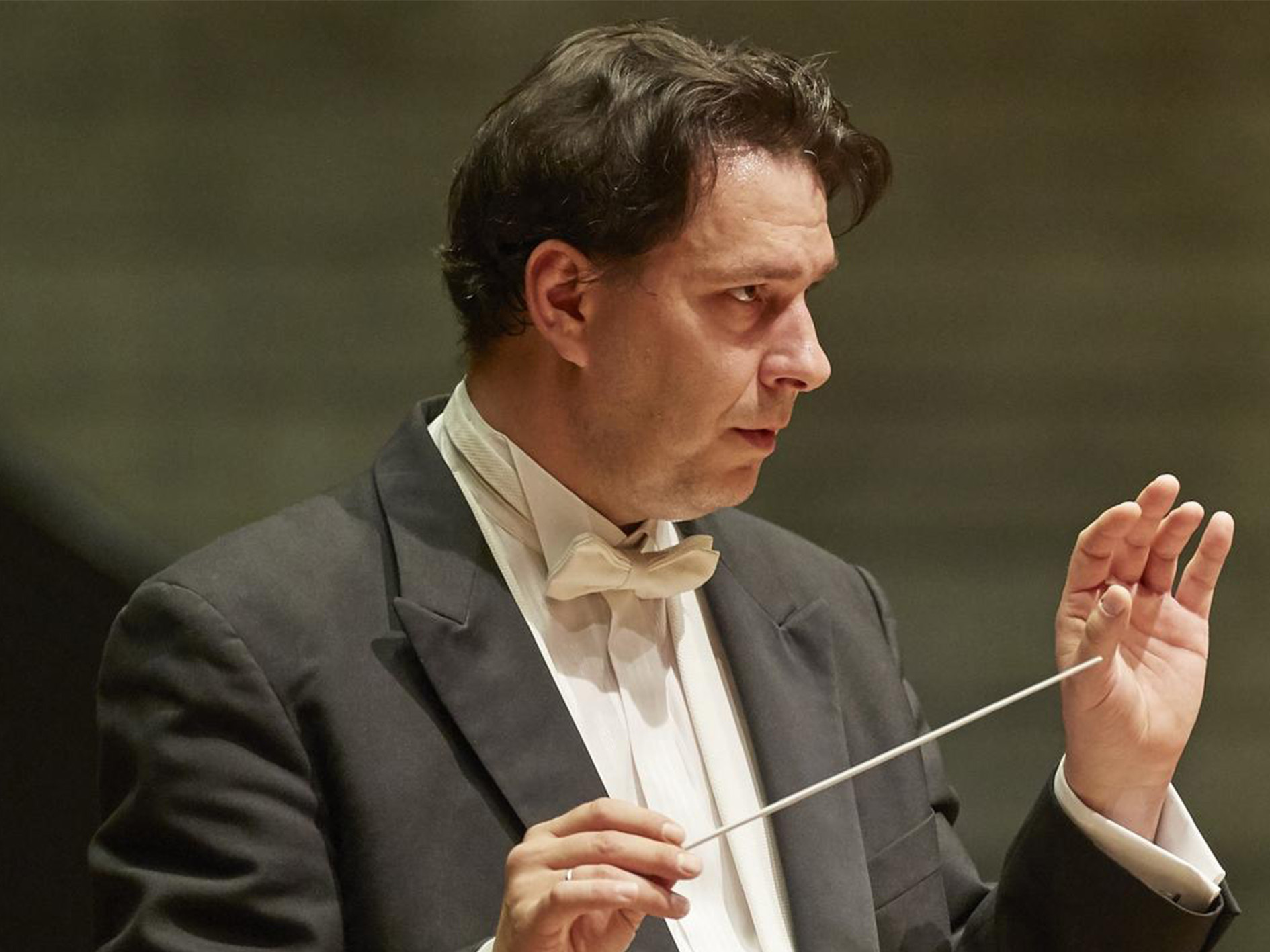 Domonkos Héja (Conductor) | Opera Online - The opera lovers web site