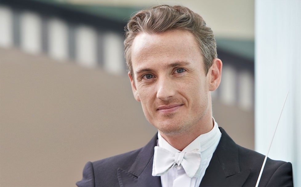 Alexander Shelley (Conductor) | Opera Online - The opera lovers web site
