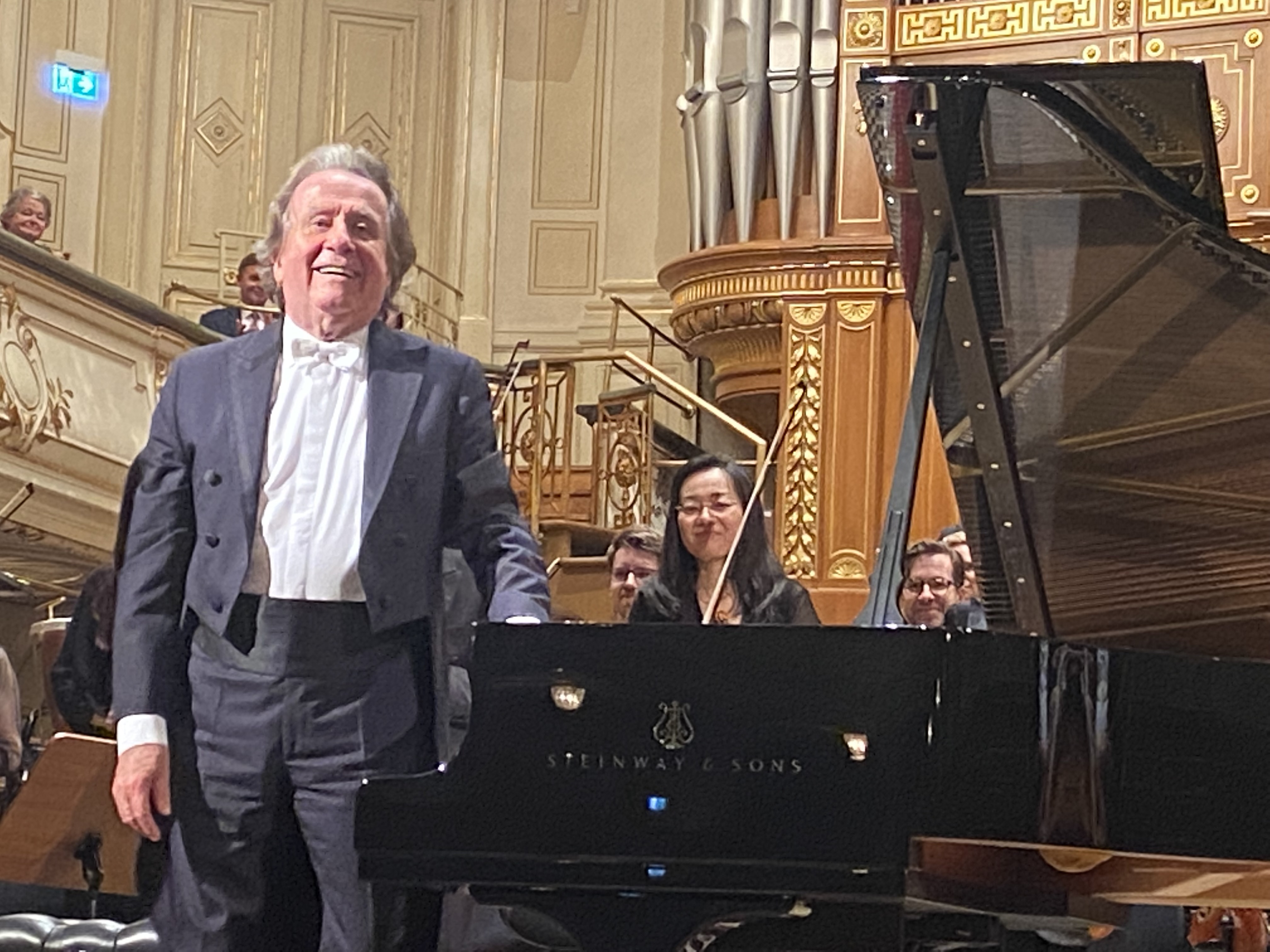 Buchbinder und die Grazer Philharmoniker mit feinsinnigen und ...