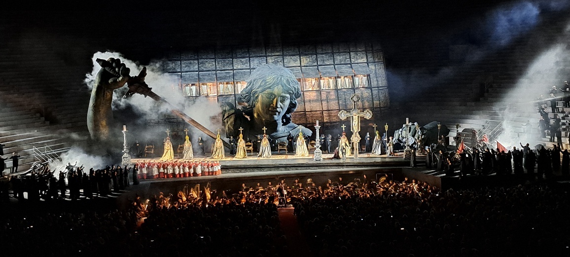 Kolumnen zu folgendem Tosca - Arena von Verona (2024) | Opera Online ...